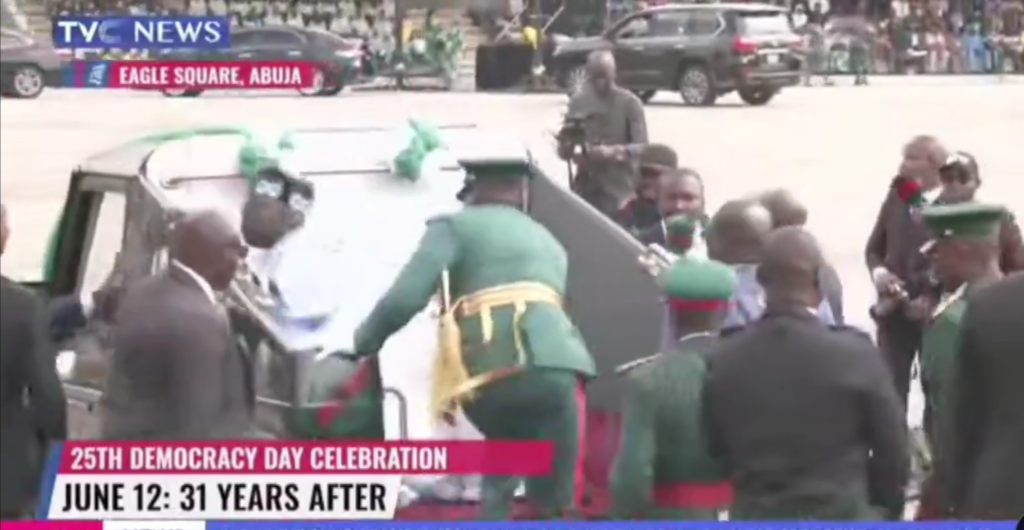 BREAKING: Democracy Day: 𝐓𝐢𝐧𝐮𝐛𝐮 falls 𝐚𝐭 𝐄𝐚𝐠𝐥𝐞𝐬 𝐒𝐪𝐮𝐚𝐫𝐞 [VIDEO]- Idoma Voice